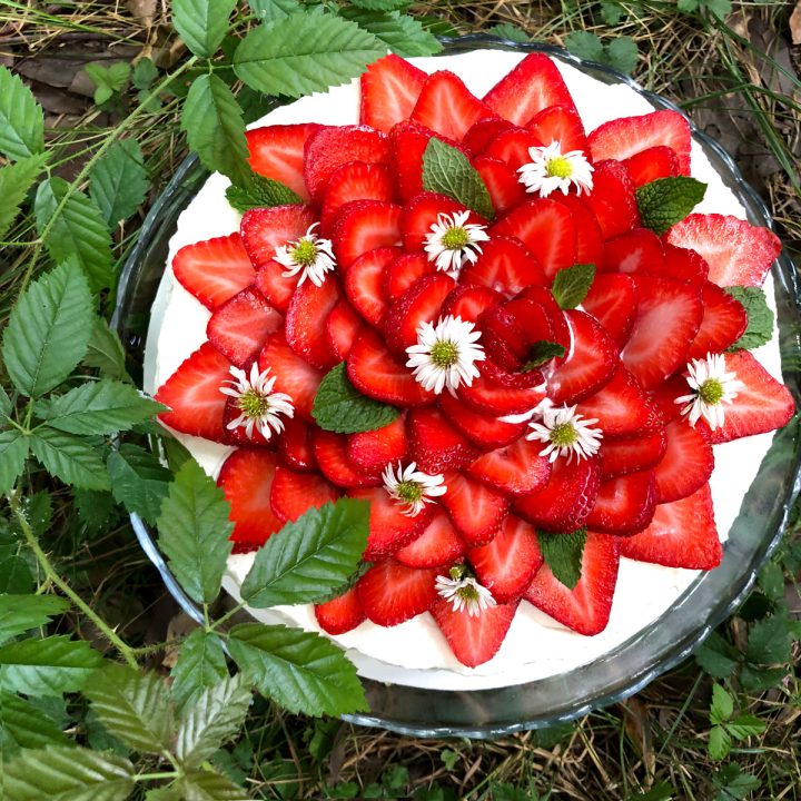 Midsommartårta (Swedish Midsummer Strawberry Cake) | Fikabröd
