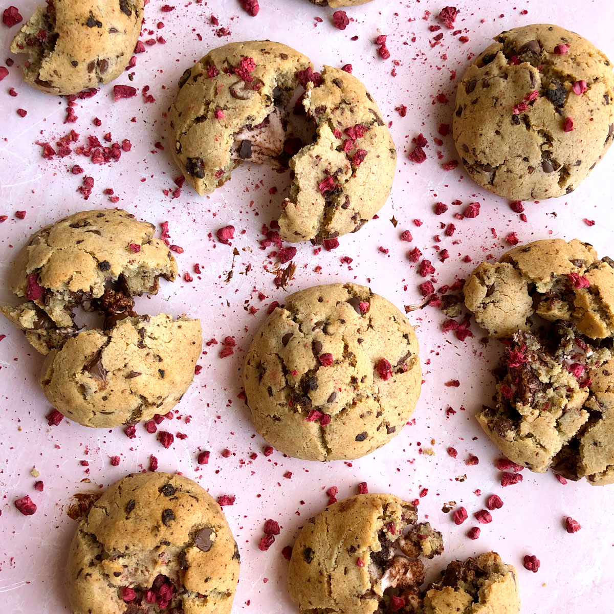 Marshmallow Stuffed Chocolate & Raspberry Cookies | Fikabröd