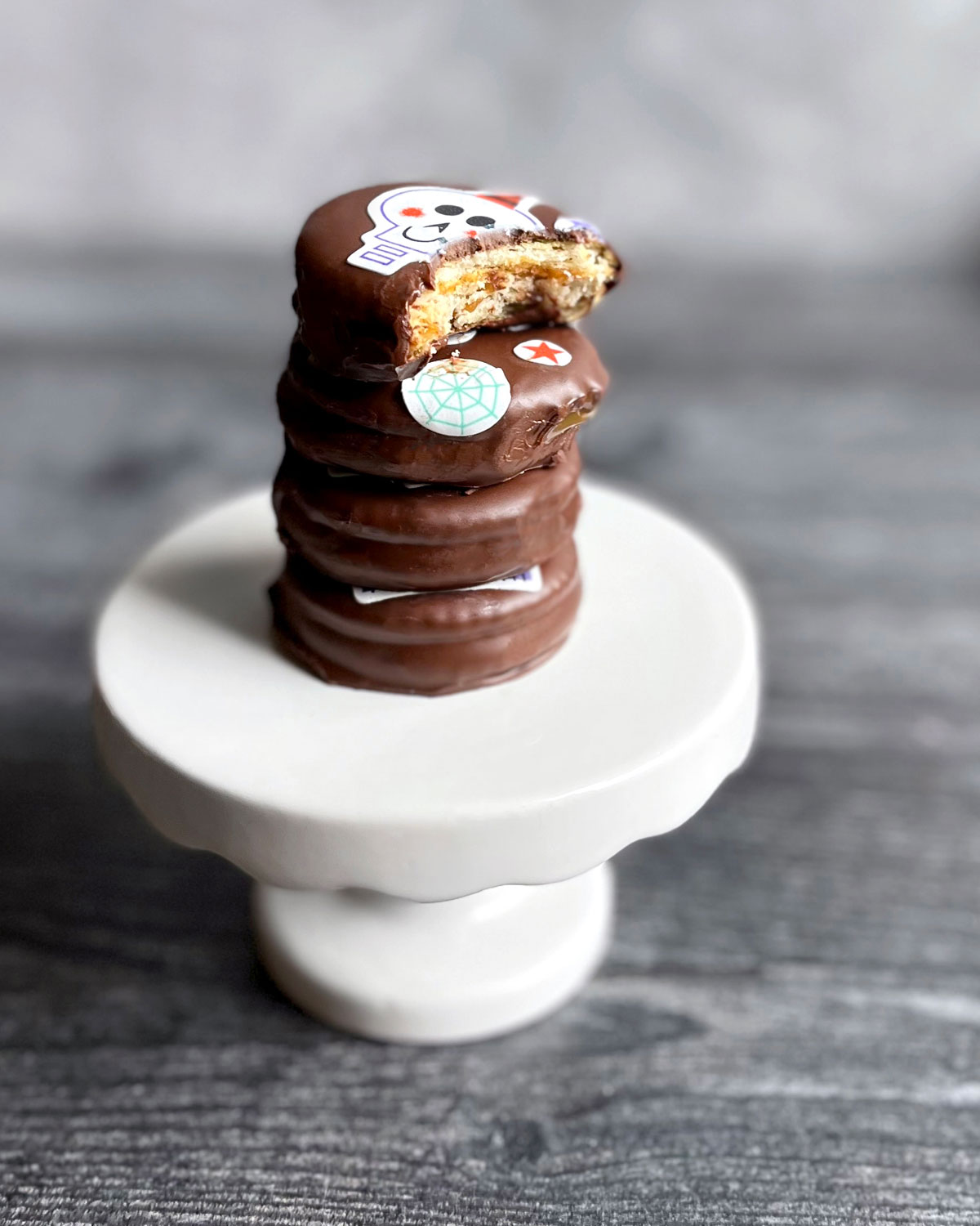 Spooky Sweet & Salty Caramel Ritz (No-Bake) | Fikabröd